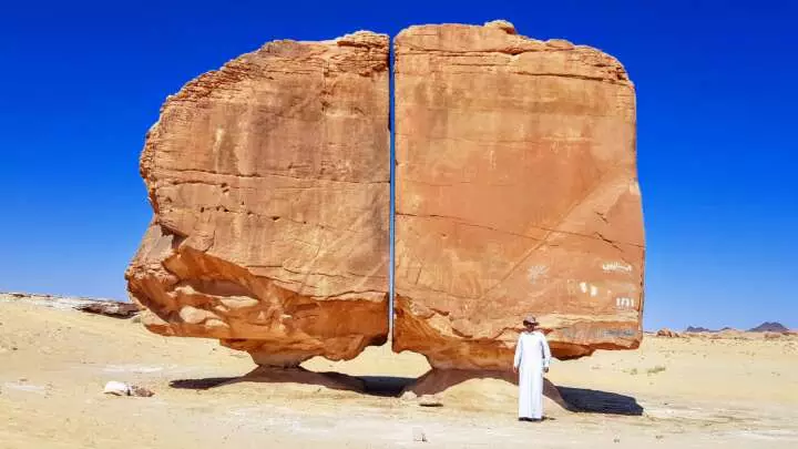 Ako sa skalná formácia Al Naslaa rozdelila na dve časti?