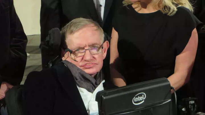 La Fina Papero de Stephen Hawking Tackles A Crucial Black Hole Mystery