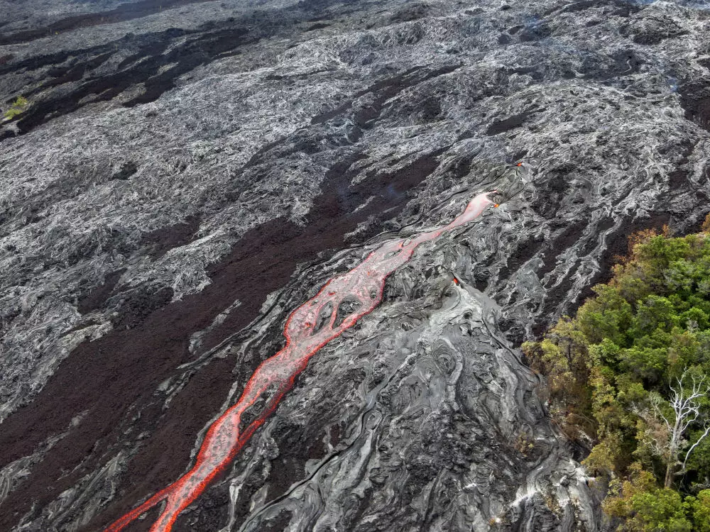 Estes fluxos de lava hawaianos recén entrados en erupción son nada menos que espectaculares 5487_1
