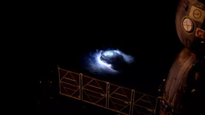 Wittenskippers studearje rare blauwe bliksem jets fongen op kamera troch astronaut