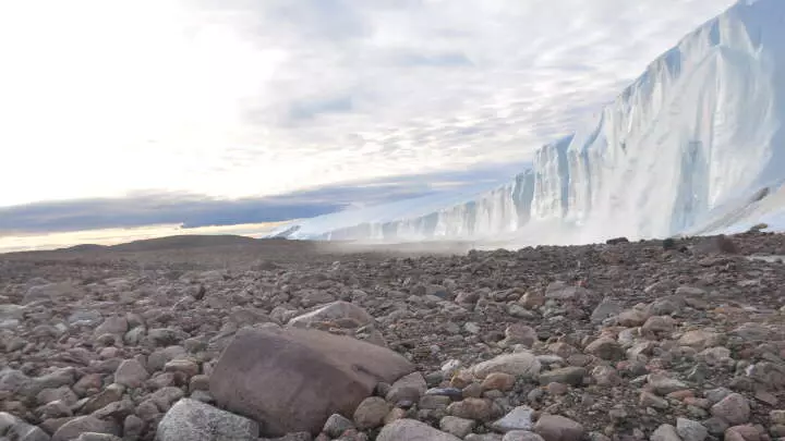 الحفرة ذات التأثير الهائل المدفونة تحت جليد جرينلاند عمرها 58 مليون سنة