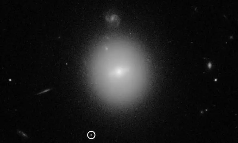 Astronomii prind un tip rar de gustare la mijloc cu gaura neagră 5893_1