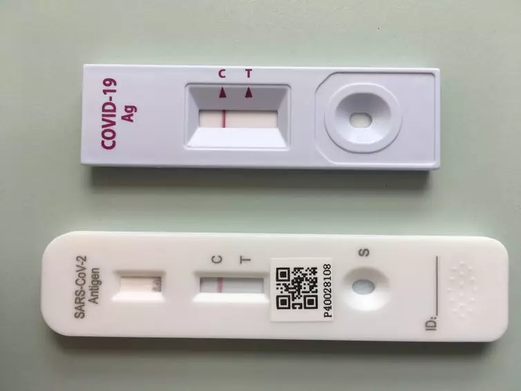 Dues petites proves de plàstic blanc amb línies simples que mostren resultats negatius de les proves i una depressió circular per col·locar una mostra.