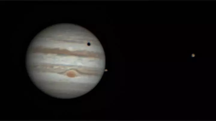 Juno är på väg att titta under Jupiters moln