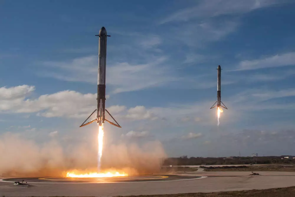 To je tisto, kar ravnozemljani mislijo o izstrelitvi Falcon Heavy podjetja SpaceX 7139_2