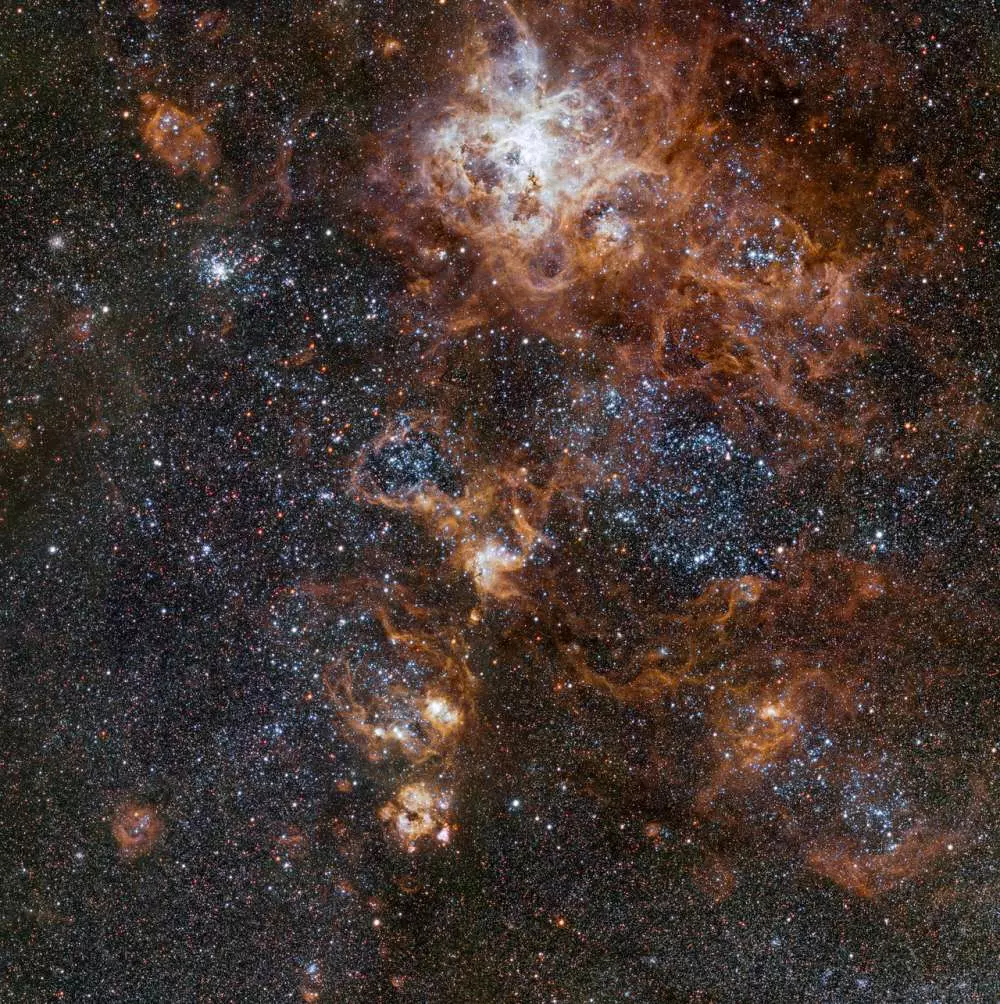 سڀڪنھن شيء کي ڇڏي ڏيو ۽ انھن شاندار طور تي خوبصورت تصويرن کي ڏسو Tarantula Nebula 7174_1