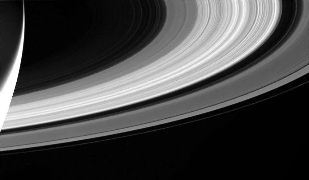 Cassini는 방금 토성의 마지막 이미지를 보냈습니다. 그리고 그들은 장관입니다. 7181_1