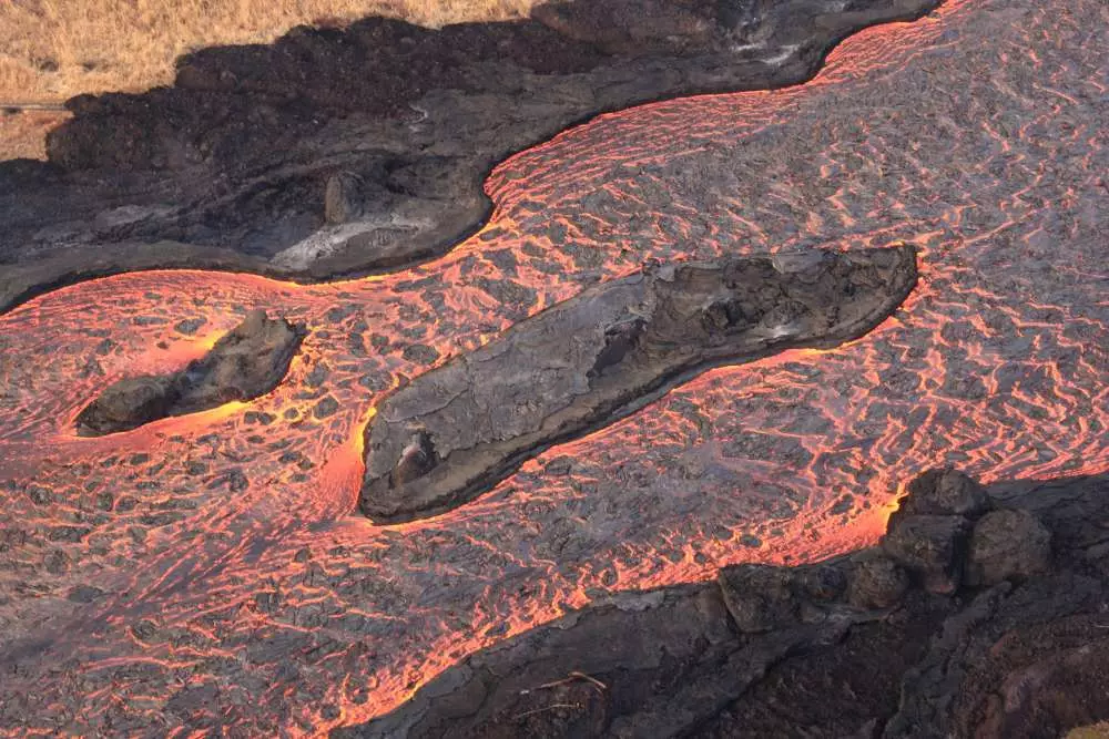 What The Hell Are The Giant 'Lava Boats' In This Surreal Volcano Footage? 7671_1