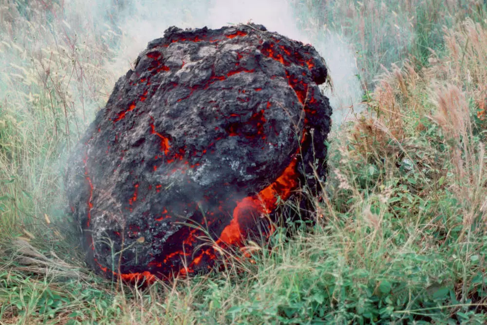 What The Hell Are The Giant 'Lava Boats' In This Surreal Volcano Footage? 7671_2