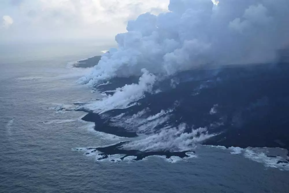 Nézze meg, mit művelt Kilauea láva Hawaii legnagyobb édesvizű tavával 7672_1