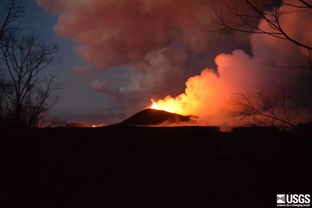 Consulteu què va fer la lava de Kilauea al llac d'aigua dolça més gran de Hawaii 7672_2