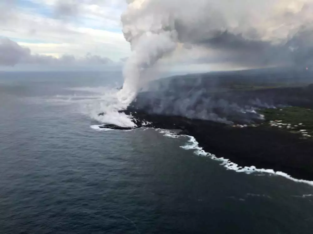 Kilaueas utbrott har gjort så mycket lava att det skapar nytt land längs kusten 7673_1