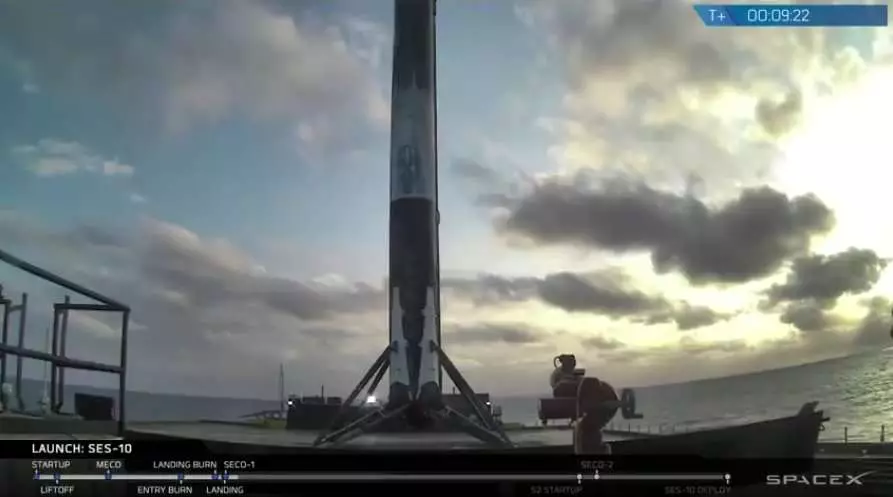 SpaceX-ek historia egiten du lehen aldiz jaurti eta berrerabilgarria den suziri bat abiaraztean 7793_1