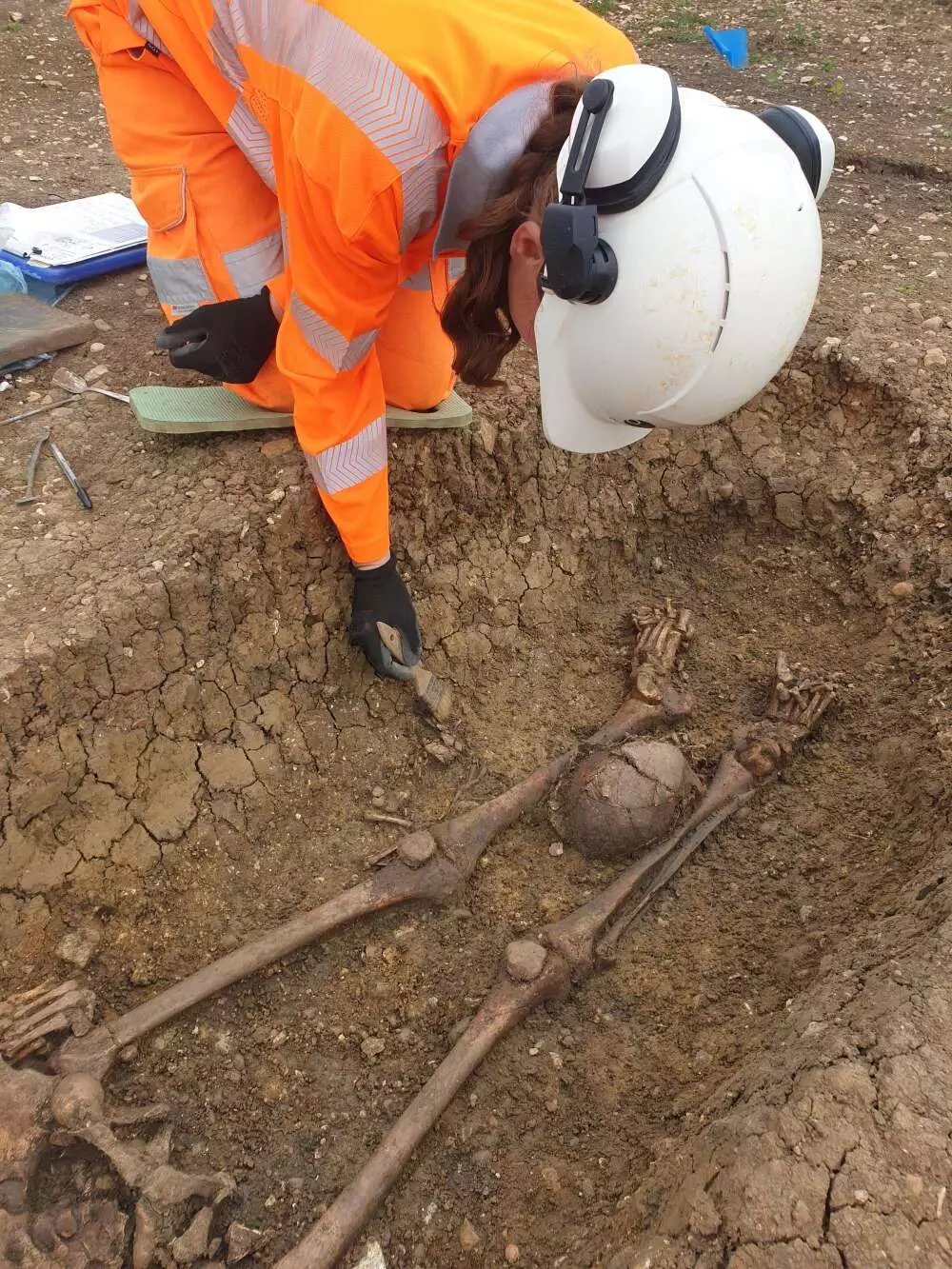 S'han trobat uns 40 esquelets romans decapitats amb cranis entre els peus 785_1