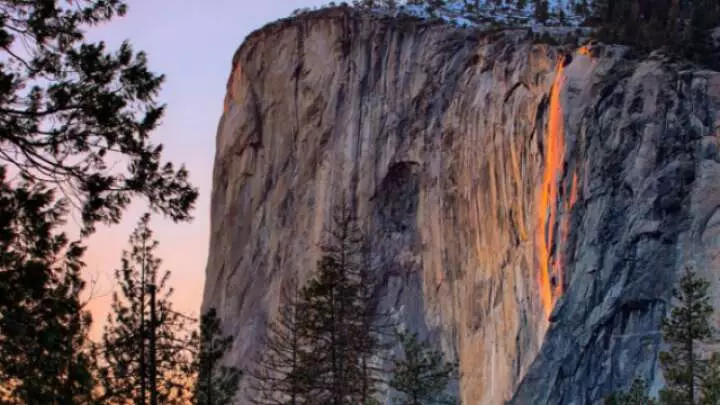 Yosemite's waterval gloeit als vurige lava in de avondzon