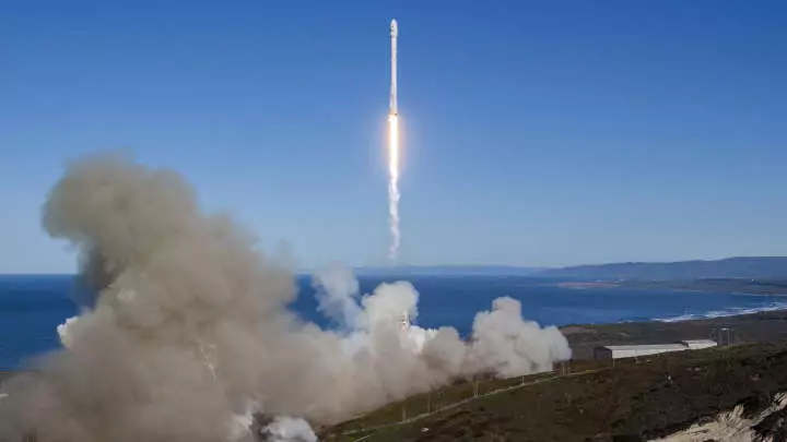 SpaceX besh oy ichida birinchi marta raketa uchirdi va qo'ndi