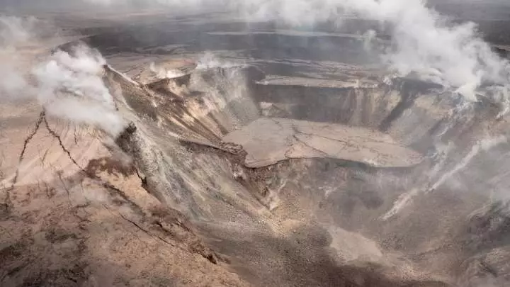 צילומי מזל"ט דרמטיים מהפסגה של קילאואה חושפים מכתש מתמוטט שאוכל את הארץ