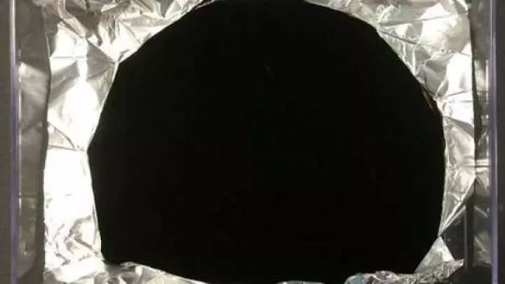 Jauns īpaši melns materiāls absorbē 99,965% gaismas