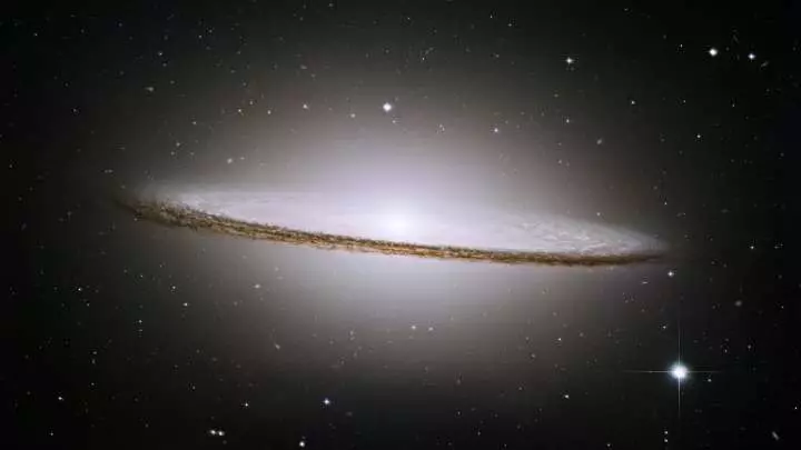 Галактыка Sombrero Galaxy намякае на бурнае мінулае