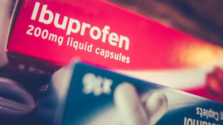 COVID-19 ၏ ရောဂါလက္ခဏာများကို ကုသရန် Ibuprofen ကို အမှန်တကယ် ရှောင်ကြဉ်သင့်ပါသလား။