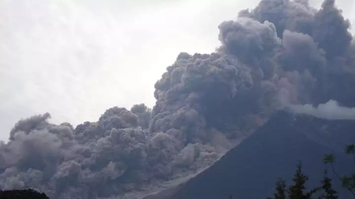 El volcà Fuego de Guatemala entra en erupció violenta, matant almenys 25 persones