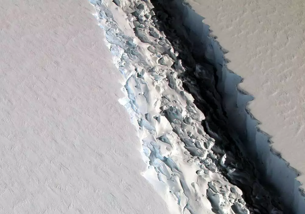 ภูเขาน้ำแข็งที่ใหญ่ที่สุดแห่งหนึ่งของโลกกำลังจะแตกออกจากแอนตาร์กติกา 841_2