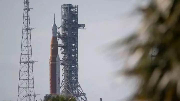 Ďalší zádrhel tlačí späť dokončenie „mokrej skúšky“ mesačnej rakety NASA