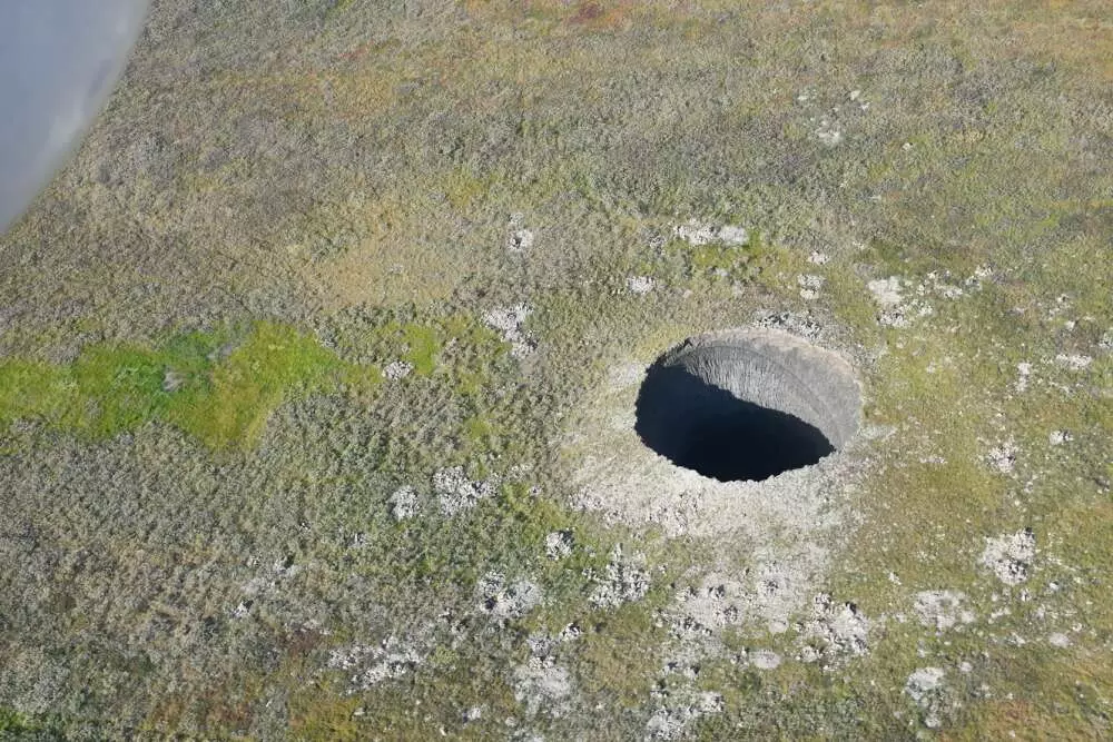 Risastór gapandi gígur hefur verið sprengdur opinn í Síberíu 880_1