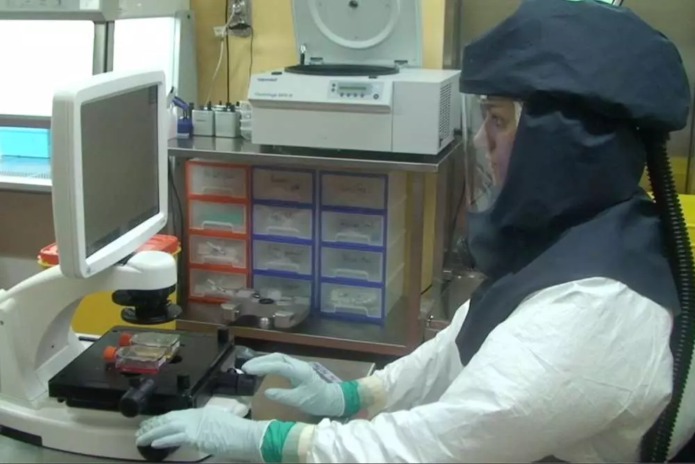 Επιστήμονες δημιούργησαν συνθετικούς κλώνους του νέου κορωνοϊού σε ένα εργαστήριο υψηλής ασφάλειας